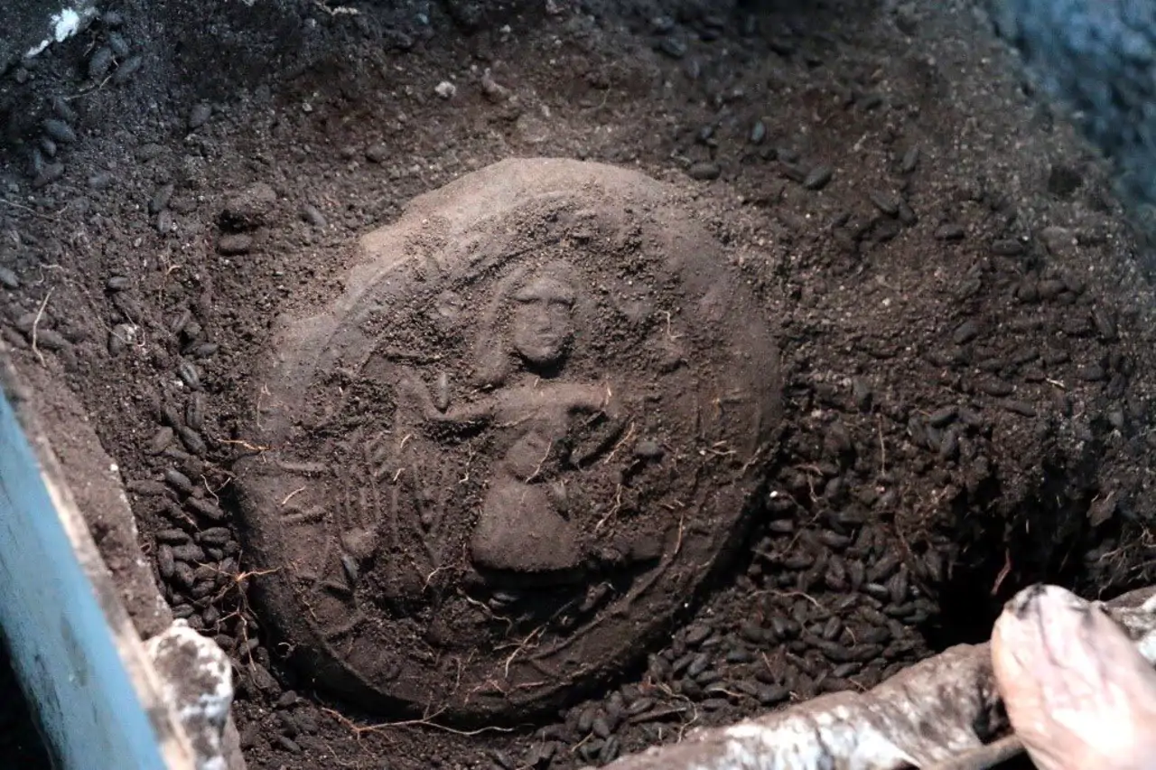 Scoperto un pane da comunione risalente a 1.300 anni fa con l'immagine ...